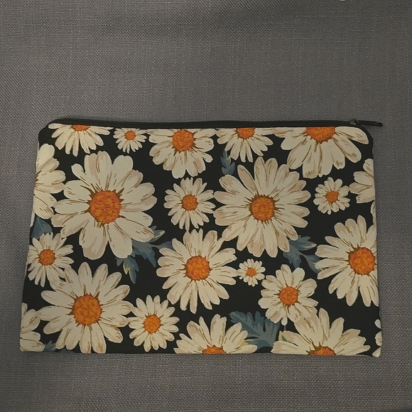 Zulily | Bags | Daisy Makeup Bag | Poshmark